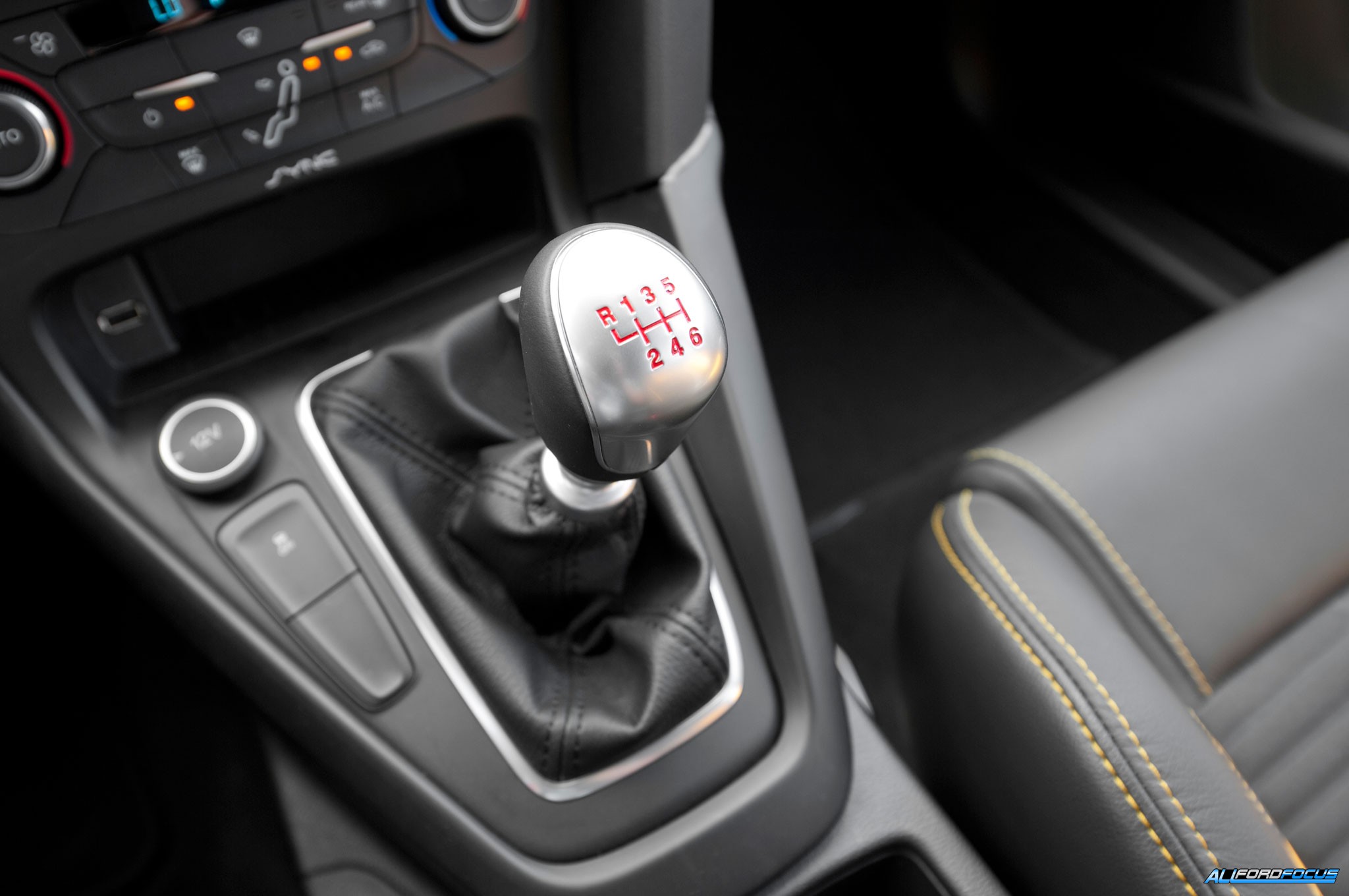 2015-Ford-Focus-ST-gear-knob.jpg | Ford Edge Forum